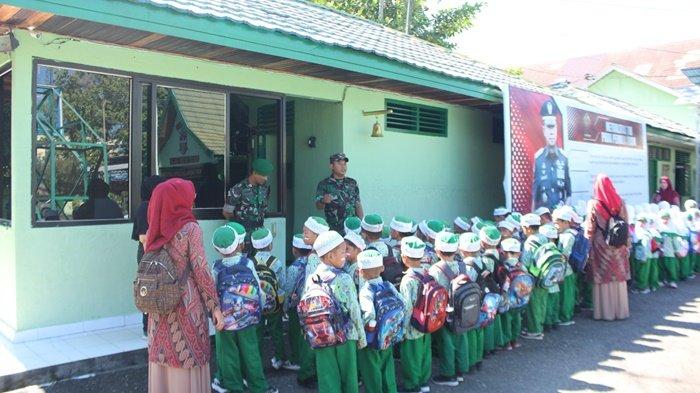 Ceria Anak RA Nurul Huda Kunjungi Kodim 1001/HSU-BLG, Dikenalkan Profesi dan Perlengkapan TNI AD ...