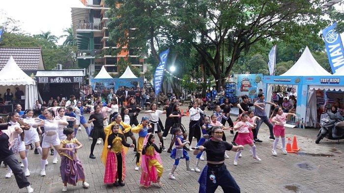 Warga Nikmati Kemeriahan Yamaha Grebek Pasar Rame 2025 di Siring Menara ...
