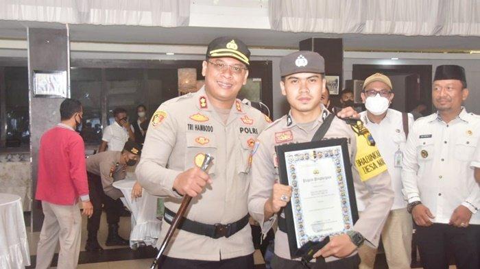 Briptu Hedi Bersama Kapolres Tanbu Terima Penghargaan pada Hari ...