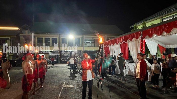 Diiringi Tarian Cakalele, Pemuda Maluku Semangat Bawa Obor Pattimura di ...