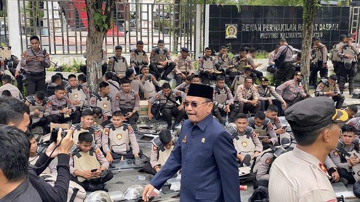 Ketua DPRD Kalsel Akhirnya Temui Massa Aksi Tolak Kenaikan Harga BBM - Banjarmasinpost.co.id