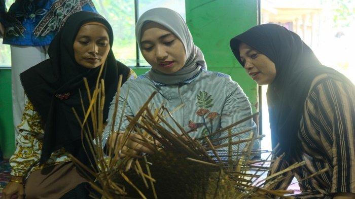 Dukung Industri Kecil, Ketua Dekranasda HST Kunjungi Perajin Anyaman ...