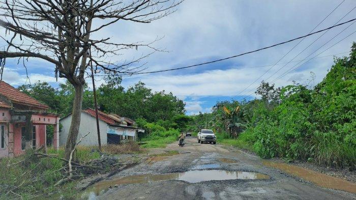 Akses Jalan Menuju Wisata Religi Datu Nuraya Memprihatinkan, Banyak ...