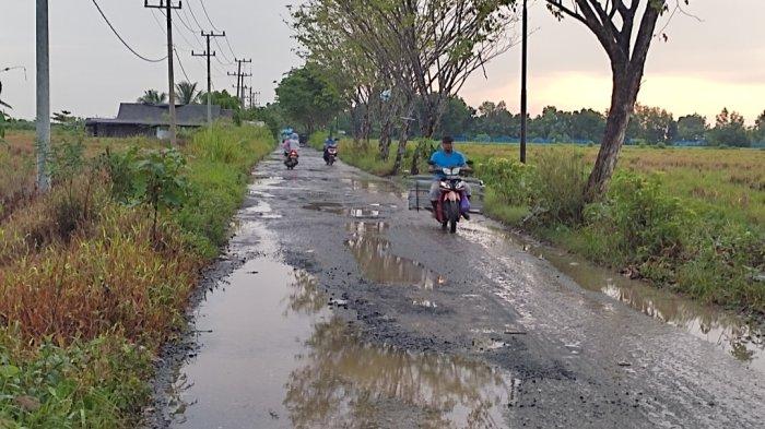 Rusak Parah Bertahun-tahun, Warga Tatah Amuntai Kertak Hanyar Kabupaten Banjar Rindukan Jalan ...