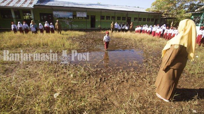 Terendam Air, Lahan Becek di SDN Basirih 10 Banjarmasin Kalsel Akan ...