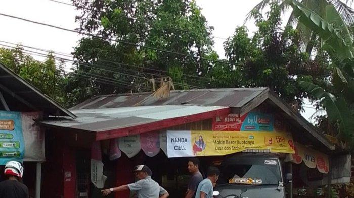 Mobil Pikap Tabrak Kios Ponsel di Barikin HST, Pemilik Kios Meninggal ...