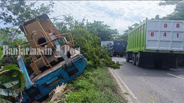 Gegara Setiran Aus, Sopir Tronton Tabrak Pohon di Jalan Bypass Jambu ...