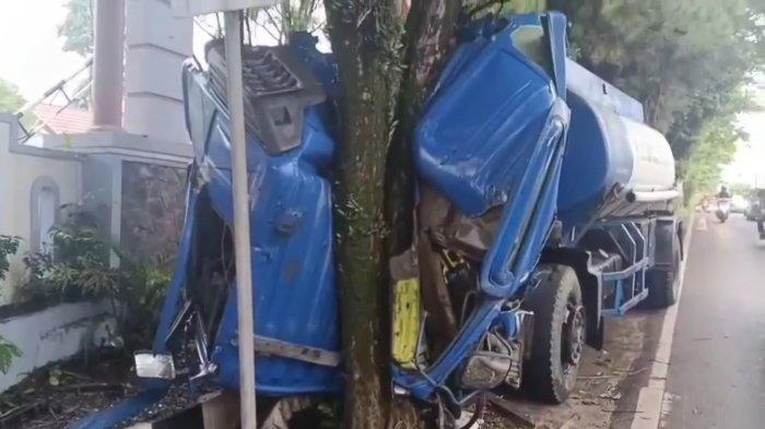Penampakan Truk Tabrak Pohon di PM Noor Banjarbaru, Bagian Depan Rusak Berat, Berikut Kondisi ...