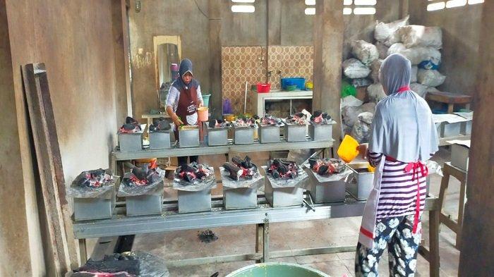 UMKM KALSEL - Dimasak Tradisional Secara Unik, Kue Lam Tergolong ...
