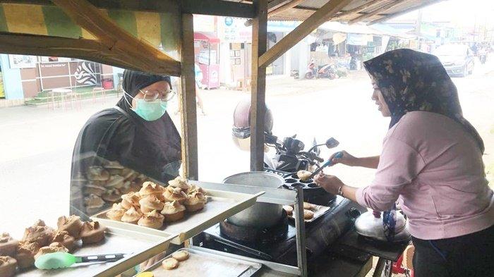 Kuliner Kalsel - Kue Khas Banjar di Manarap, Roti Pisang Panas-panas Rp ...