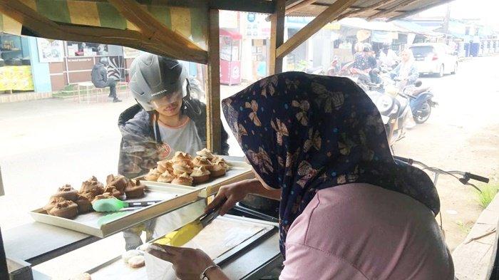 Kuliner Kalsel - Roti Pisang Panas-panas di Maranap Kabupaten Banjar ...