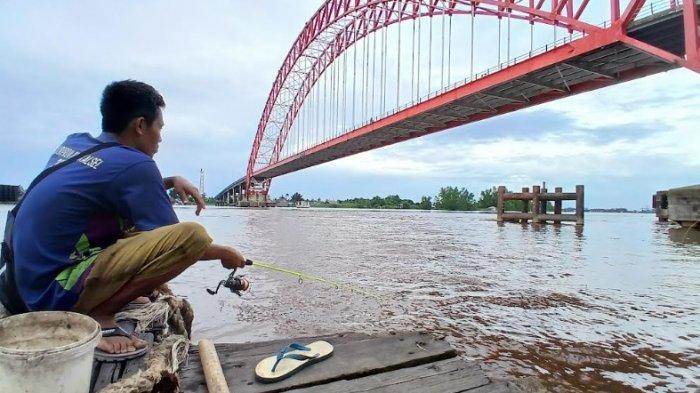 Mancing Mania Manfaatkan Air Pasang di Bawah Jembatan Rumpiang, Bisa Dapat Lais hingga Baga-baga ...