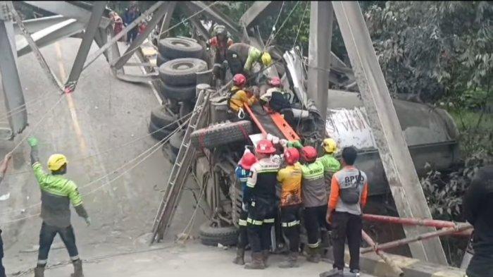 BREAKING NEWS! Jembatan Busui Paser Putus Ditabrak Truk, Lalu Lintas Kalsel—Kaltim Lumpuh ...