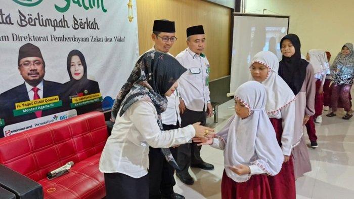 Lebaran Yatim Sambut Hari Asyura, Jajaran Kemenag HSU Santuni Ribuan Anak Yatim ...