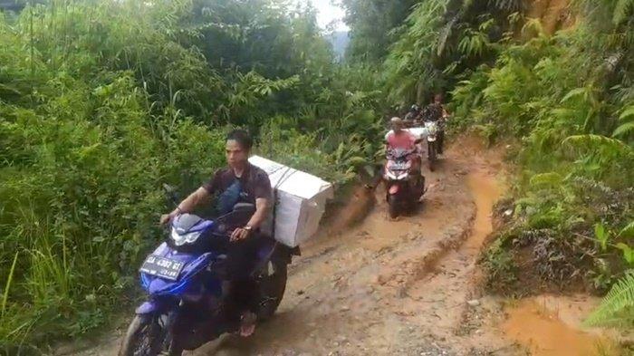 Logistik Pemilu 2024 Ke Desa Juhu Tiba, Kapolsek BAS : Tim Tiba Pukul ...