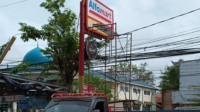 Bersihkan Papan Reklame, Dua Pria Tersengat Aliran Listrik di Sultan ...