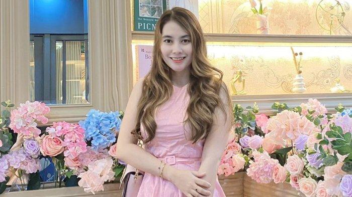 Model Fotografi Asal Banjarbaru ini Koleksi Barang Pink ...