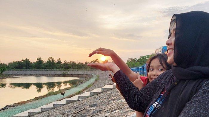 Menikmati Keindahan Matahari Terbenam di Tempat Wisata Embung Kebun ...