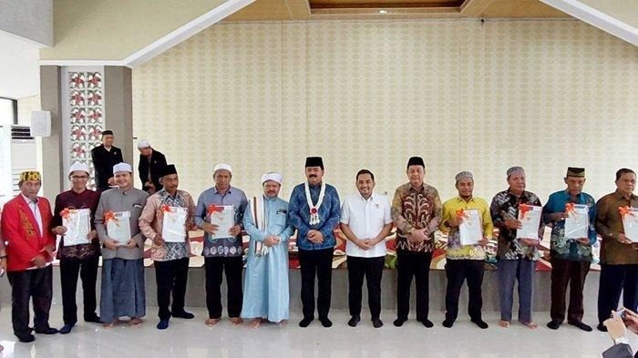 Menteri ATR/Kepala BPN Hadi Tjahjanto Serahkan 12 Sertifikat di Ponpes Darul Ilmi Banjarbaru ...