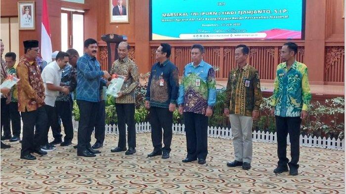 Menteri ATR/BPN Serahkan 1.055 Sertifikat Aset Pemerintah Kabupaten/Kota di Kalsel ...