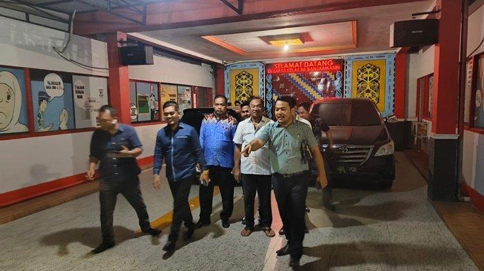 MA Bebaskan Terpidana Kasus Alkes Ulin, Misrani Langsung Peluk Dua Anak ...