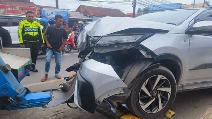 Toyota Rush Tabrak Tiang PJU di Banjarmasin, Pengemudi Sebut Tak Sengaja Menginjak Gas ...