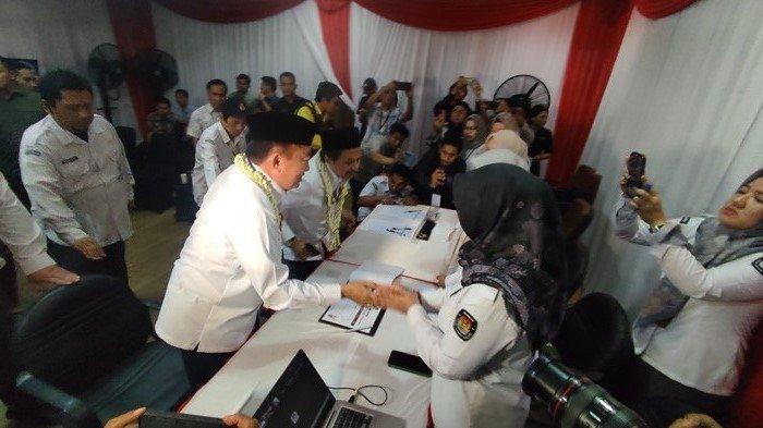 Mendaftar ke KPU Kalsel, Muhidin-Hasnuryadi Didampingi Legenda Barito Putera - Banjarmasinpost.co.id