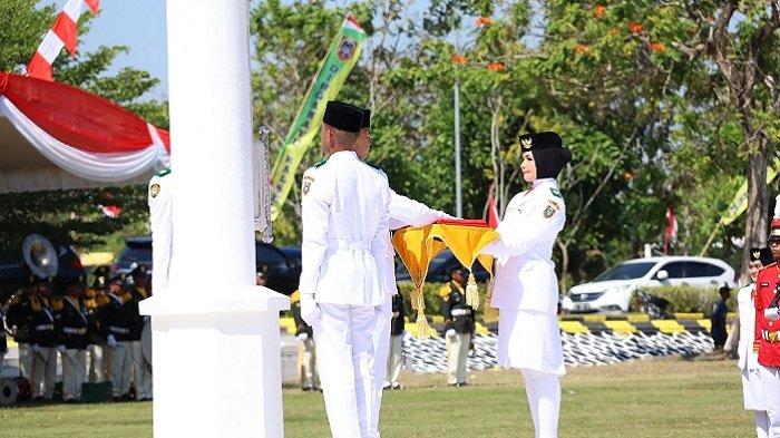 Jadi Petugas Pembawa Baki Merah Putih, Putri Gubernur Kalsel Ini Lega ...