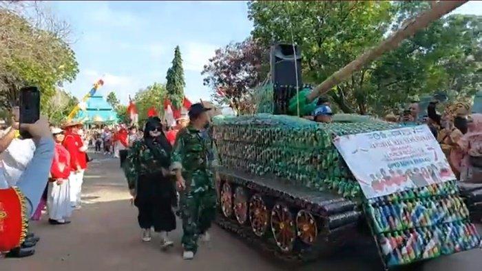 Meriahnya Karnaval Seni Budaya Sambut HUT ke-78 RI di Tala, Tank Botol ...