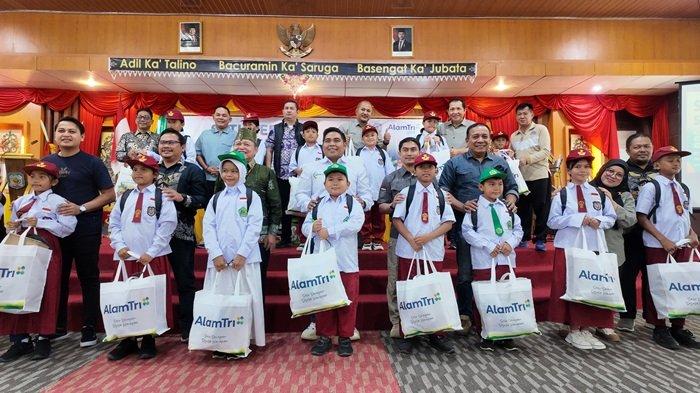 Komitmen PT Maruwai Coal Dukung Pendidikan Lewat Program “Satu Seragam ...
