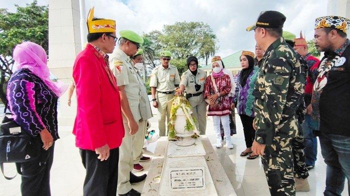 PPM Kalsel dan Dewan Adat Kalsel Ziarah ke Makam Brigjen TNI Hasan ...