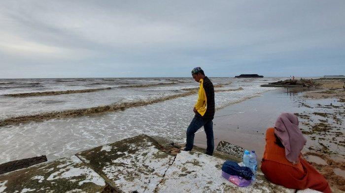 Gelombang Masih Tinggi Saat Sore, Wisatawan Tetap Kunjungi Pantai ...