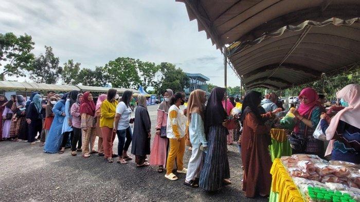 Warga Pelaihari Serbu Pasar Murah, Antrean Emak-emak Pun Mengular ... Warga Pelaihari Serbu Pasar Murah, Antrean Emak-emak Pun Mengular ...