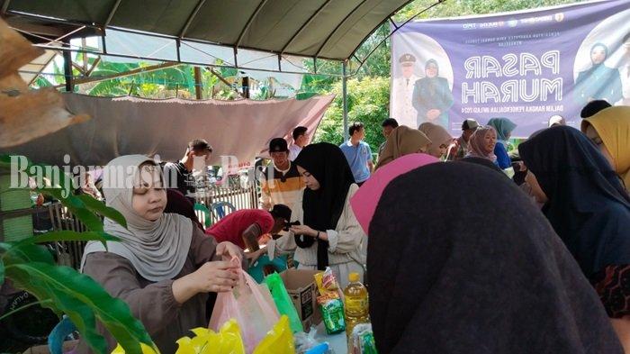 Warga Berburu Gas Subsidi Hingga Beras di Pasar Murah Desa Walatung ...