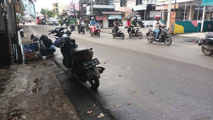 Tabrakan Motor di Sultan Adam Banjarmasin, Etalase Pedagang Keripik ...