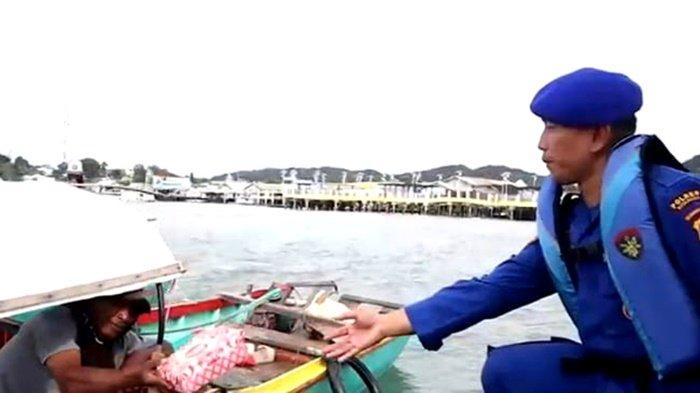 Sisir Perairan Kotabaru, Satpolairud Bagikan Takjil Kepada Nelayan yang Tengah Melaut ...