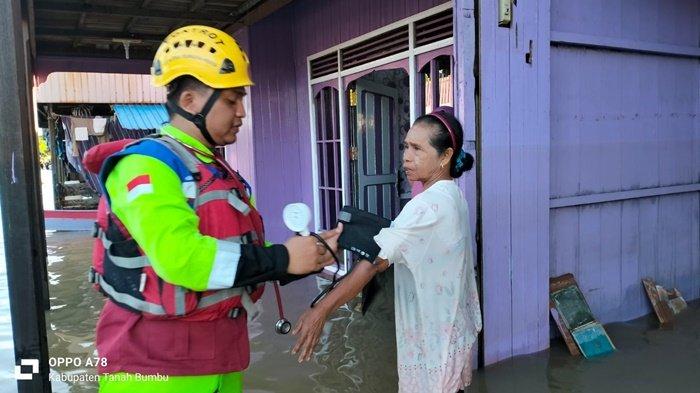 Tim Gabungan Periksa Kesehatan Warga Terdampak Banjir di Tanahbumbu, Ini Hasilnya ...