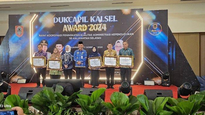 Kabupaten Tanahbumbu Raih Dua Penghargaan Disdukcapil Kalsel Award 2024 - Banjarmasinpost.co.id
