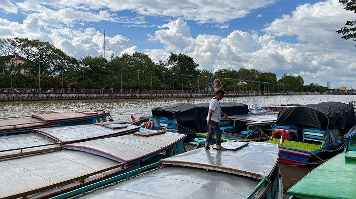 Pemilik Kelotok Susur Sungai di Banjarmasin Keluhkan Harga Solar Eceran ...