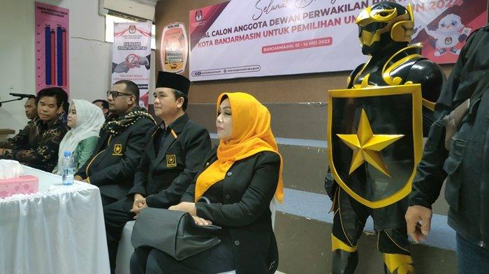 Jadi Icon Partai, Begini Penampakan Kapten Ummat Saat Pendaftaran Bacaleg di KPU Banjarmasin ...