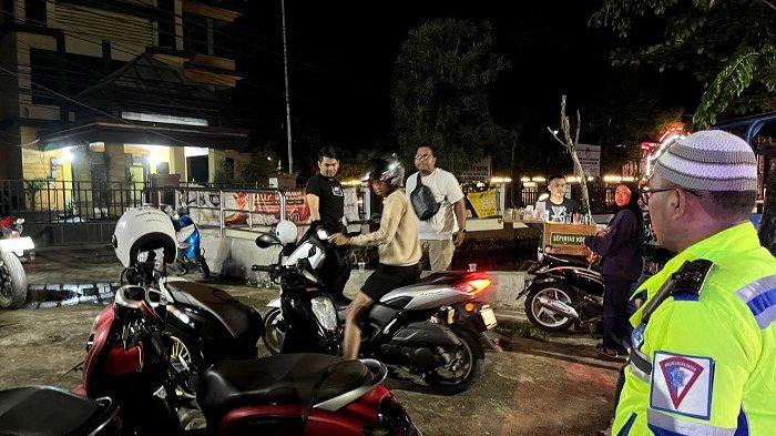 Satlantas Polresta Banjarmasin Sisir Trotoar Ahmad Yani, Tegur Pengendara yang Parkir ...