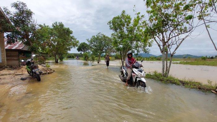 Banjir di Kalsel - Air Berarus Deras Selubungi Jalan Menuju Desa ...