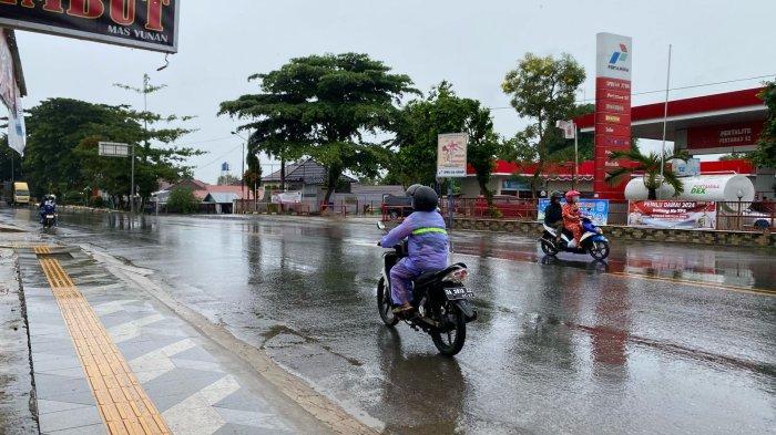 Hujan Guyur Tanahbumbu, Objek Wisata Pantai Pagatan Sepi Pengunjung ...