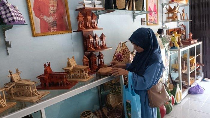 Showroom Dekranasda HSS Jual Aneka Kerajinan Etnik, Ada Aneka Anyaman ...