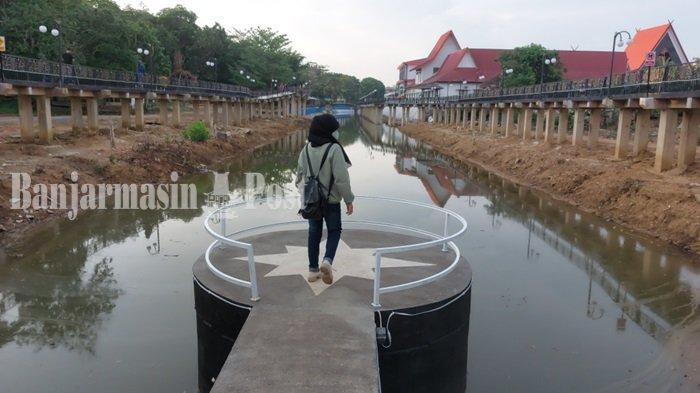 Wisata Kalsel: Berswafoto Bersama Pasangan di Siring Mina Tirta Tanahlaut, Bak di Tengah ...