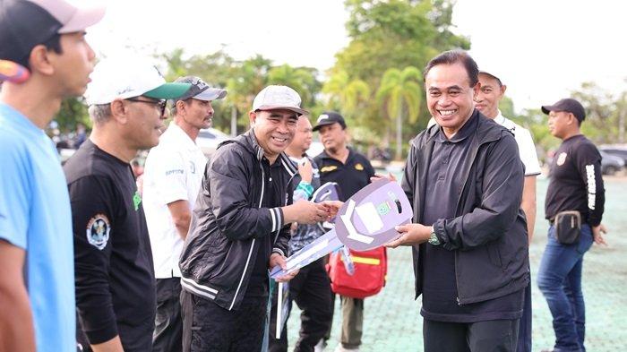 17 Unit Mobil Operasional Diserahkan Bupati Tanahbumbu Zairullah Kepada ...