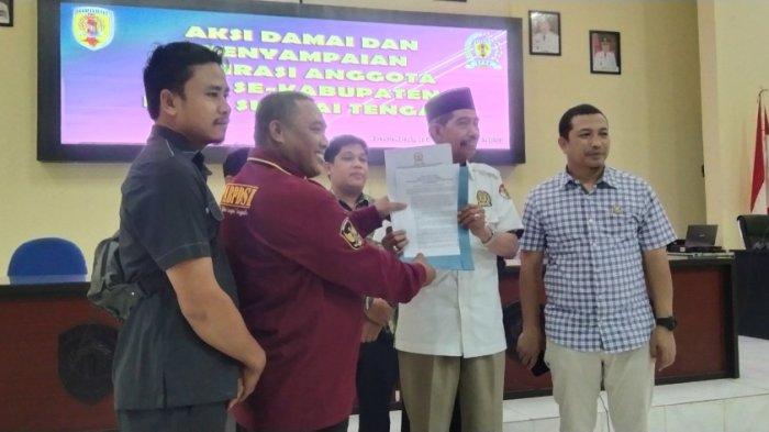 Aksi Damai PABPDSI HST di Gedung Wakil Rakyat, Ini 9 Tuntutan yang Disampaikan - Banjarmasinpost ...