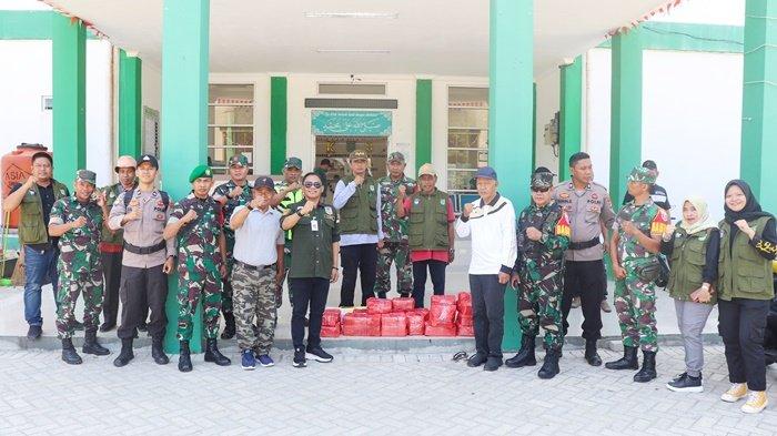 Kepala Dinas PMD Kabupaten Tanah Bumbu Samsir Serahkan Logistik ...