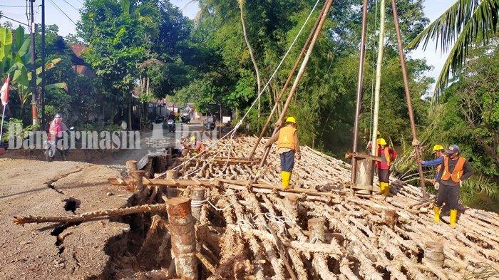 Jalan Rusak Parah di Paran Kabupaten Balangan Diperbaiki, Warga Berjaga untuk Atur Lalu Lintas ...