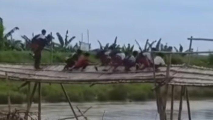 Jongkok Lewati Jembatan Nyaris Roboh, Begini Perjuangan Siswa SD di Ujunggagak Demi Bisa ke ...
